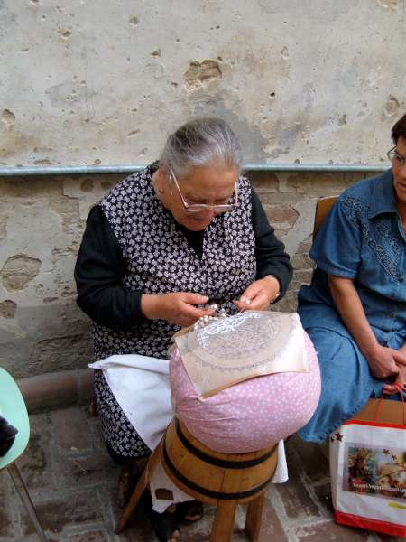 Tombolo: le merlettaie di Offida - La Finestra di Stefania